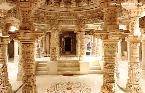 Which are the different sects in Jainism